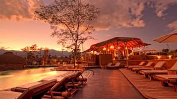 Terraço com espreguiçadeiras