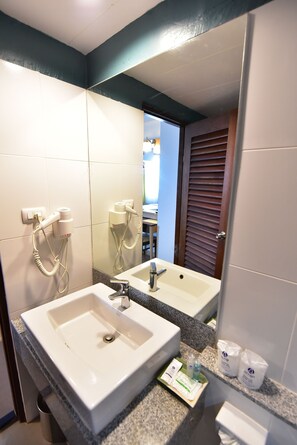 Quarto casal luxo | Banheiro | Chuveiro, produtos de toalete grátis, secador de cabelo