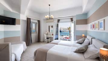 Quarto triplo, vista para o mar | Roupas de cama premium, camas Tempur-Pedic, escrivaninha