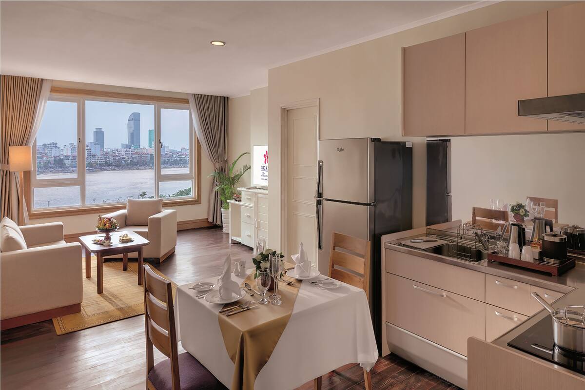 Minibar, cofre no quarto, secretária 
