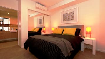 Apartamento, 2 quartos, sacada | 1 quarto, camas com colchões pillow-top, individualmente decorados