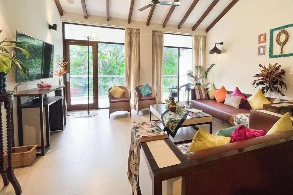 Royal Suite (2 bedroom with living room) | Sala de estar | Televisor LCD 