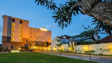 Fachada do alojamento (tarde/noite)