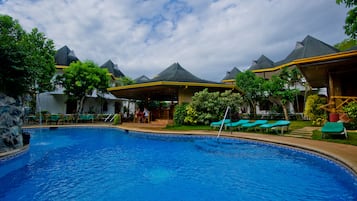 Piscina exterior, espreguiçadeiras