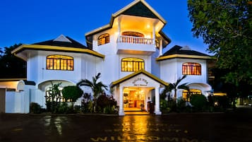 Fachada do alojamento (tarde/noite)