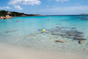 Perto da praia, guarda-sóis de praia