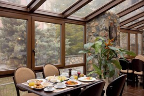 Café da manhã completo grátis todos os dias