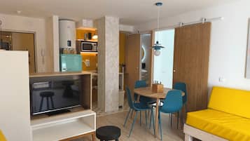 Apartamento superior, 1 quarto, sacada | Área de estar | TV LED 50 polegadas com canais digitais