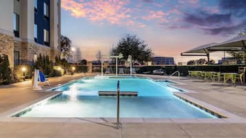 Piscina externa, funciona das 9h às 22h, guarda-sóis, espreguiçadeiras