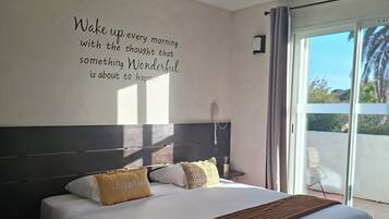 Quarto quádruplo família, 1 quarto, terraço, vista para o jardim | Roupas de cama premium, frigobar (abastecido com alguns itens grátis)