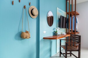 Quarto Twin Deluxe, varanda | Cofre no quarto, secretária 