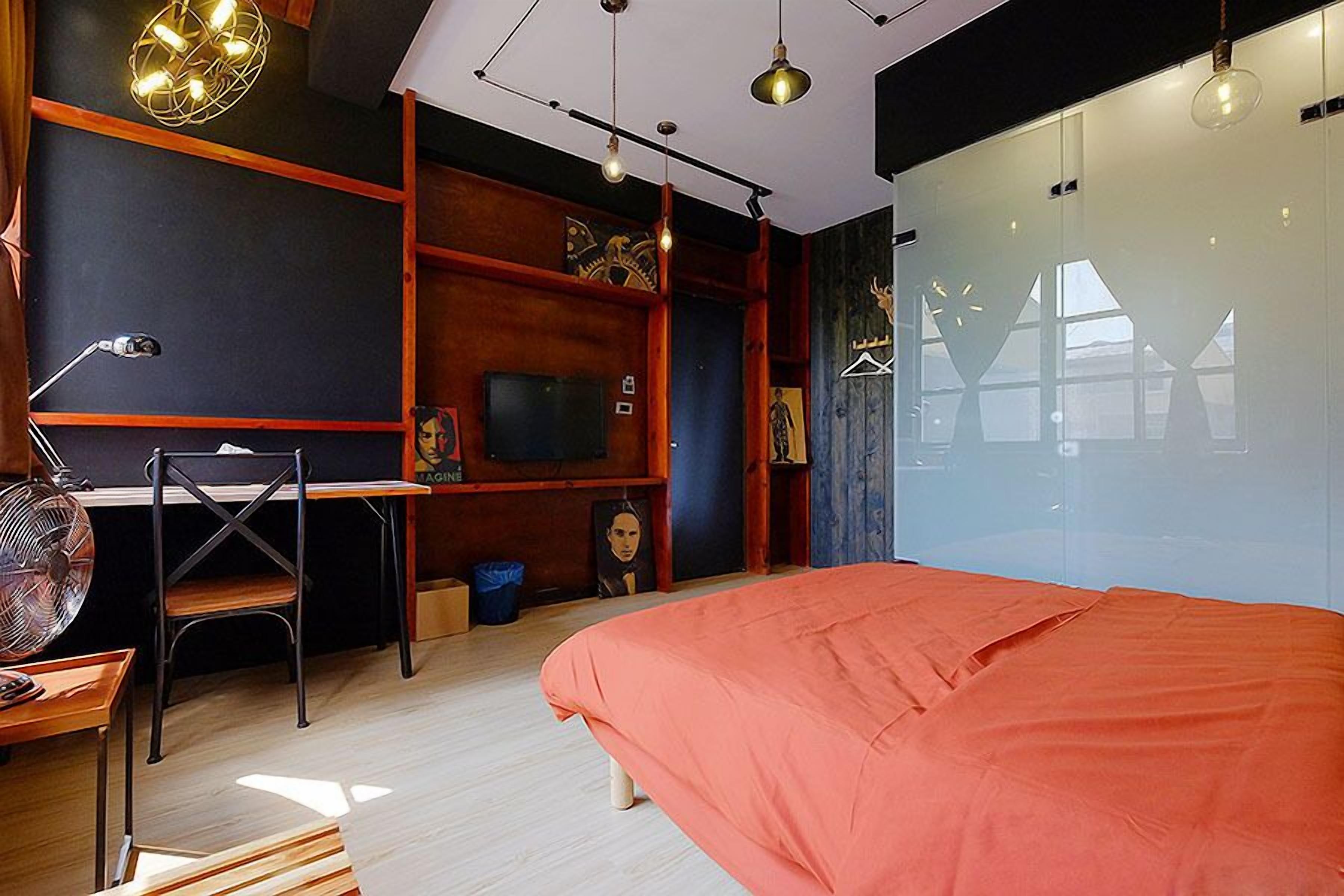 Quarto casal econômico, 1 cama de casal, banheiro privativo (Unspecified Room Style) | Roupas de cama premium, escrivaninha, cortinas blackout