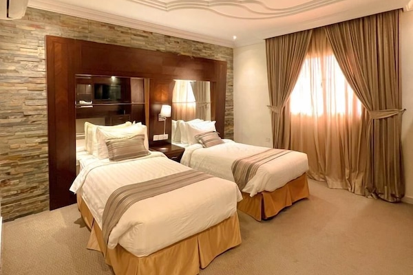 Apartamento família, 2 quartos | 1 quarto, cofres nos quartos, Wi-Fi de cortesia