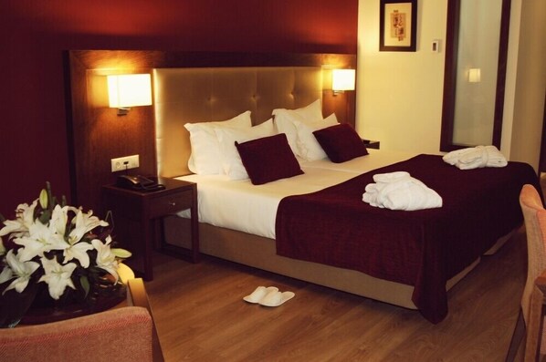 Quarto casal de uso individual | Frigobar, cofres nos quartos, escrivaninha, berço de viagem