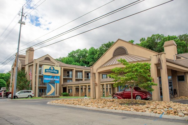Norma Dan Motel - Near Dolly Parton's Stampede Dinner Attraction - Pigeon Forge, TN