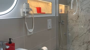 Quarto casal executivo | Banheiro | Produtos de toalete grátis, secador de cabelo, bidê, toalhas de banho