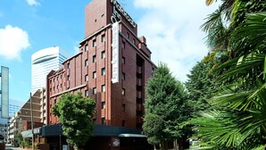 Um edifício de tijolos com vários andares e uma placa com a inscrição 'Marriott Inn'.