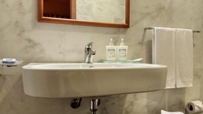 Quarto Duplo Básico | Casa de banho | Uma banheira, artigos de higiene pessoal grátis, um secador de cabelo 