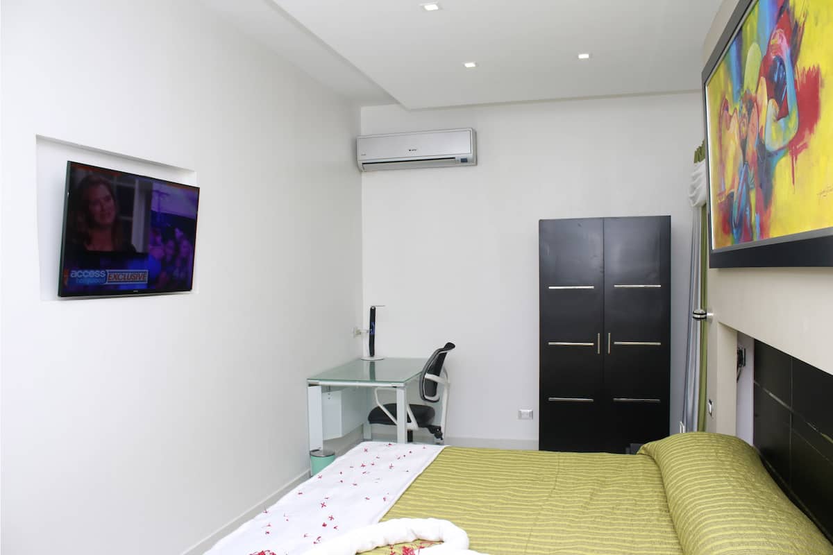 Suite Deluxe, 1 cama king-size, banheira de hidromassagem grande | Cofre no quarto, quartos insonorizados, Wi-fi grátis