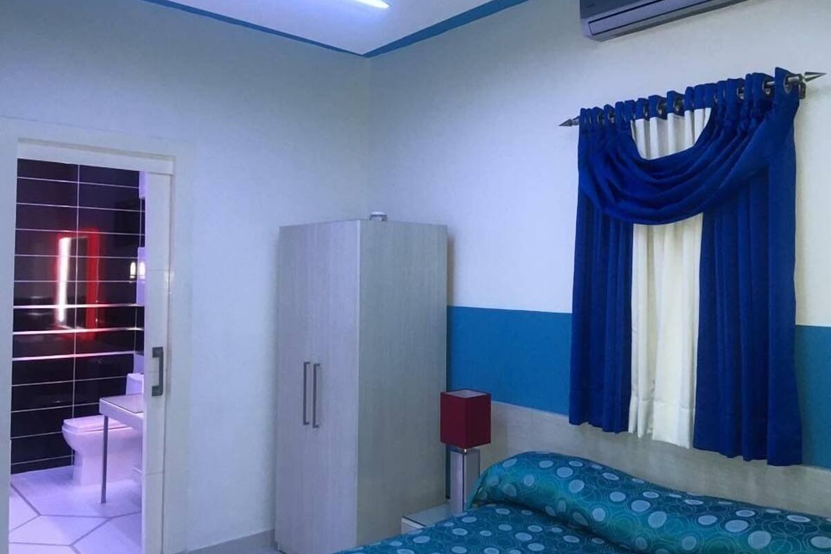 Suite-Estúdio Júnior, 1 cama queen-size, banheira de hidromassagem grande | Cofre no quarto, quartos insonorizados, Wi-fi grátis