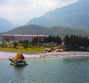 Uma praia privada, espreguiçadeiras, guarda-sóis de praia 