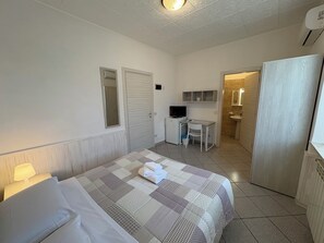 Quarto casal clássico, vista para o jardim | Cofres nos quartos, escrivaninha, quartos à prova de som, roupa de cama