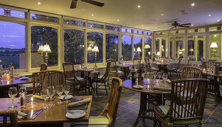 Café da manhã, almoço e jantar; culinária britânica . Best Western Sysonby Knoll Hotel