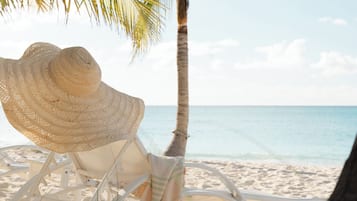 Uma praia privada nas proximidades, praia de areia branca