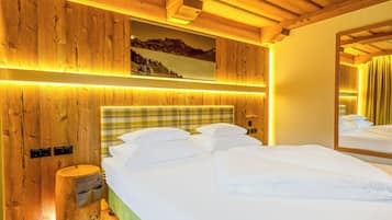 Quarto casal, sacada, em edifício anexo | Roupas de cama premium, cofres nos quartos, escrivaninha