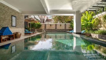Piscina exterior, espreguiçadeiras