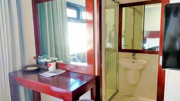 Deluxe Suite (Sea View) | Banheiro | Chuveiro, chuveiro com efeito de chuva, produtos de toalete grátis, bidê