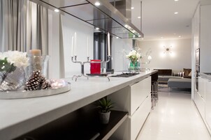 Cobertura, 2 quartos, sacada | Área de estar | TV LCD, pisos aquecidos