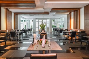 Pequenos-almoços, almoços, jantares servidos, cozinha tailandesa 