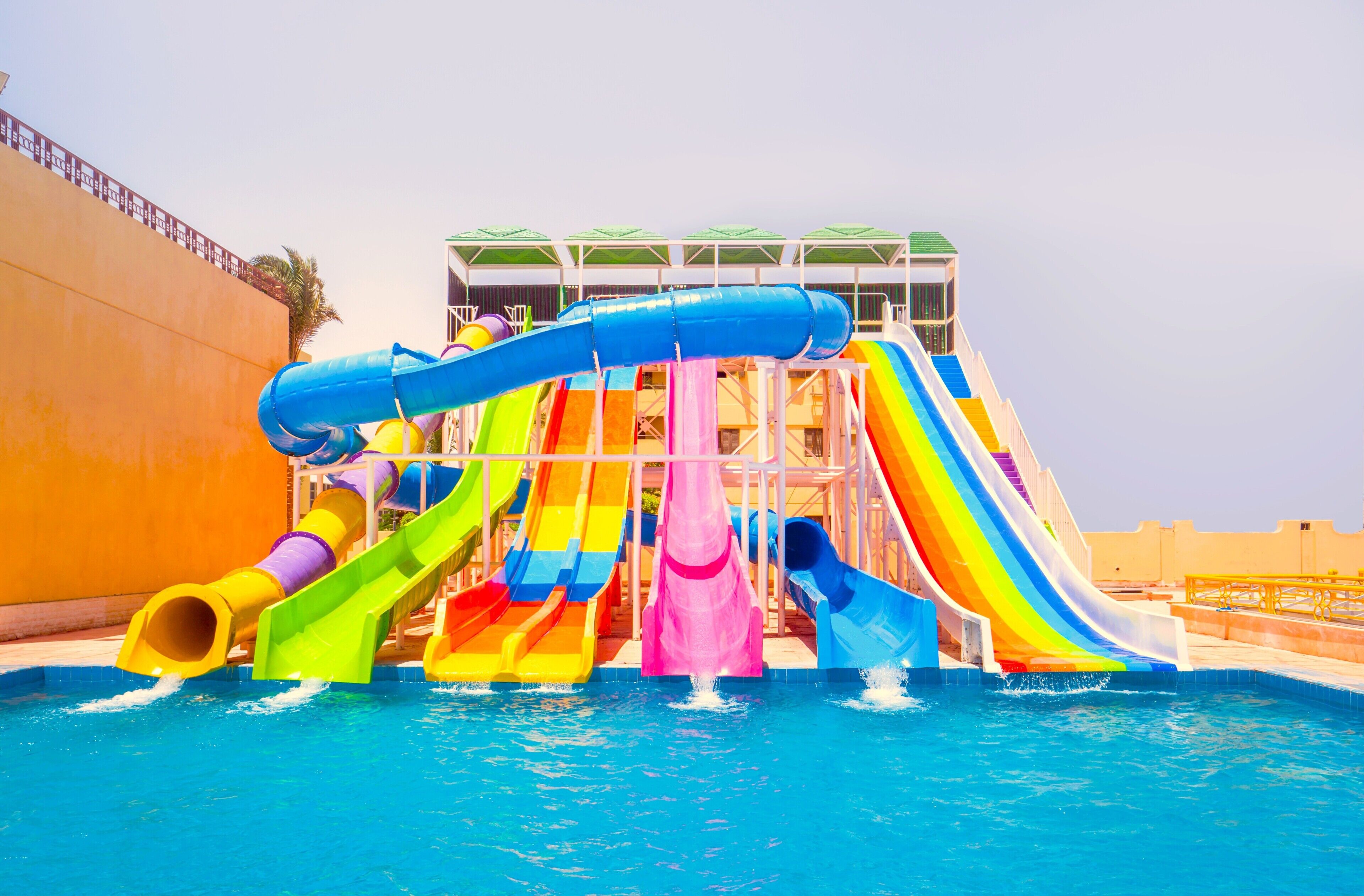 Um parque aquático com vários toboáguas e uma piscina.