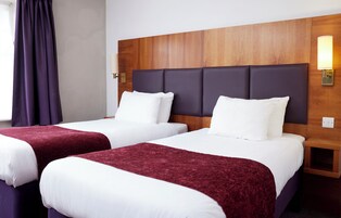 Quarto Twin | Secretária, cortinas/cortinados opacos, ferro/tábua de engomar