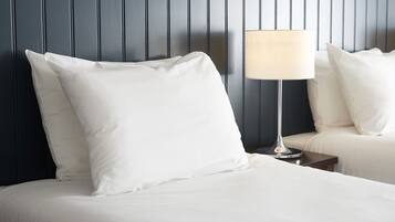 Quarto Twin | Secretária, cortinas/cortinados opacos, ferro/tábua de engomar