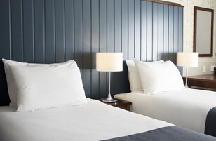 Quarto Twin | Secretária, cortinas/cortinados opacos, ferro/tábua de engomar 