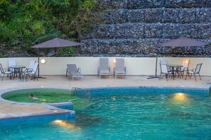 Piscina externa, guarda-sóis, espreguiçadeiras