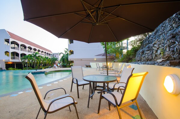 Piscina externa, guarda-sóis, espreguiçadeiras