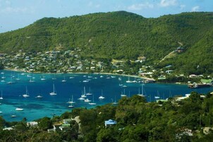 Perto da praia, espreguiçadeiras, guarda-sóis, toalhas de praia 