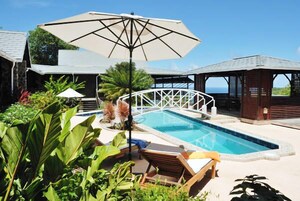 Piscina externa, guarda-sóis, espreguiçadeiras