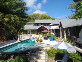 Piscina externa, guarda-sóis, espreguiçadeiras