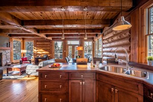 Chalé, 4 quartos | Cozinha privada | Um frigorífico/congelador grande, um micro-ondas, uma placa de cozinha 