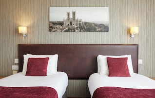 Quarto Twin | Secretária, cortinas/cortinados opacos, ferro/tábua de engomar