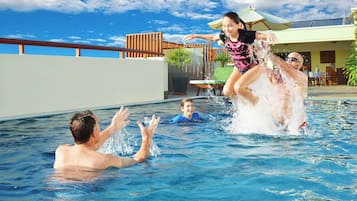 Piscina exterior, da(s) 10:00 à(s) 21:00, guarda-sóis, espreguiçadeiras