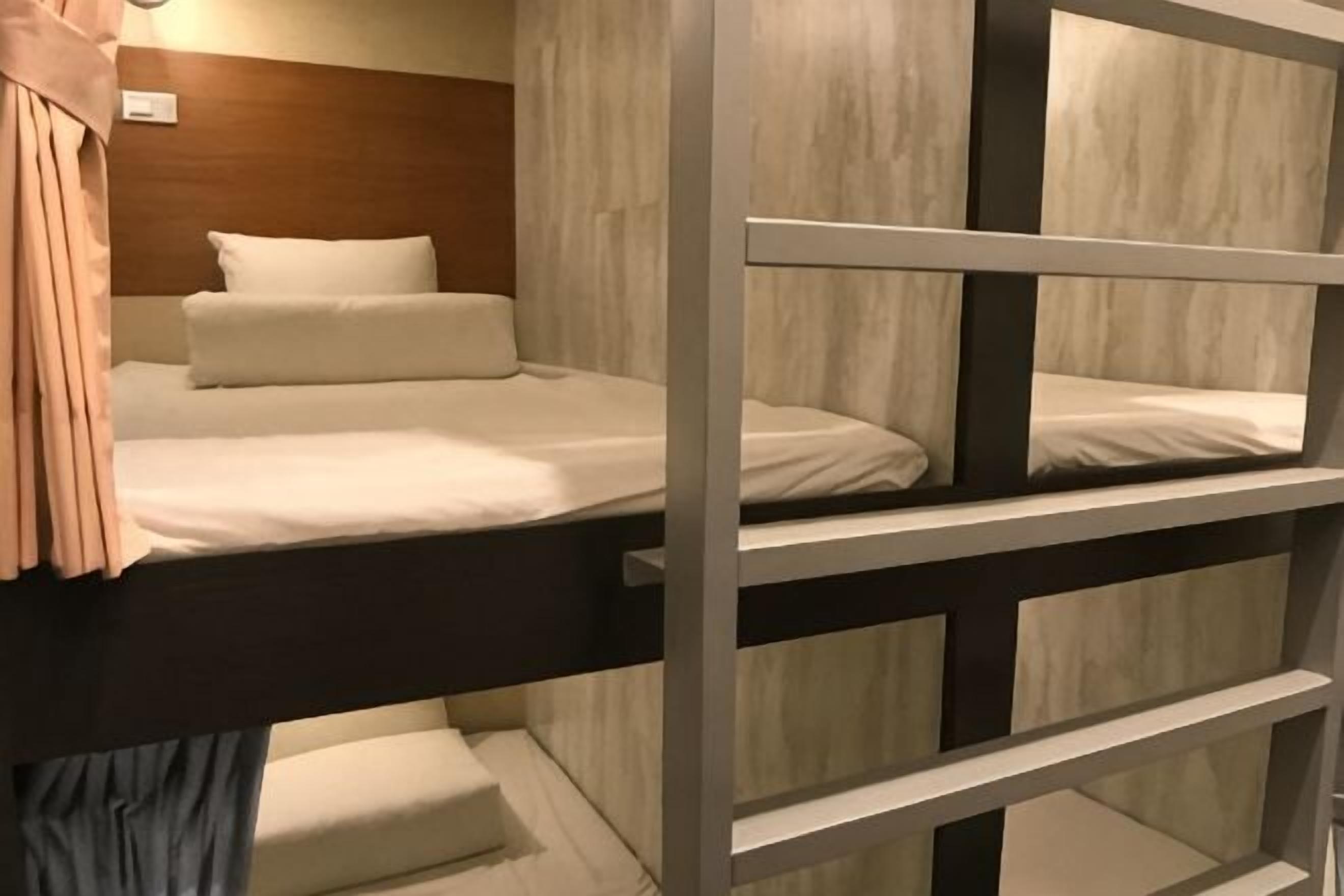 Edredons de pluma, Wi-Fi de cortesia, roupa de cama