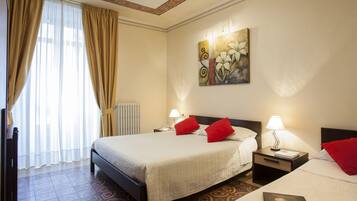 Quarto casal clássico | Frigobar, cofres nos quartos, escrivaninha, cortinas blackout