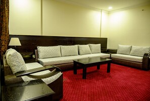 Suíte, 1 quarto | Área de estar | TV LCD 32 polegadas com canais a cabo, TV