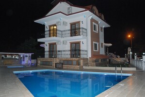 Fachada do alojamento (tarde/noite)