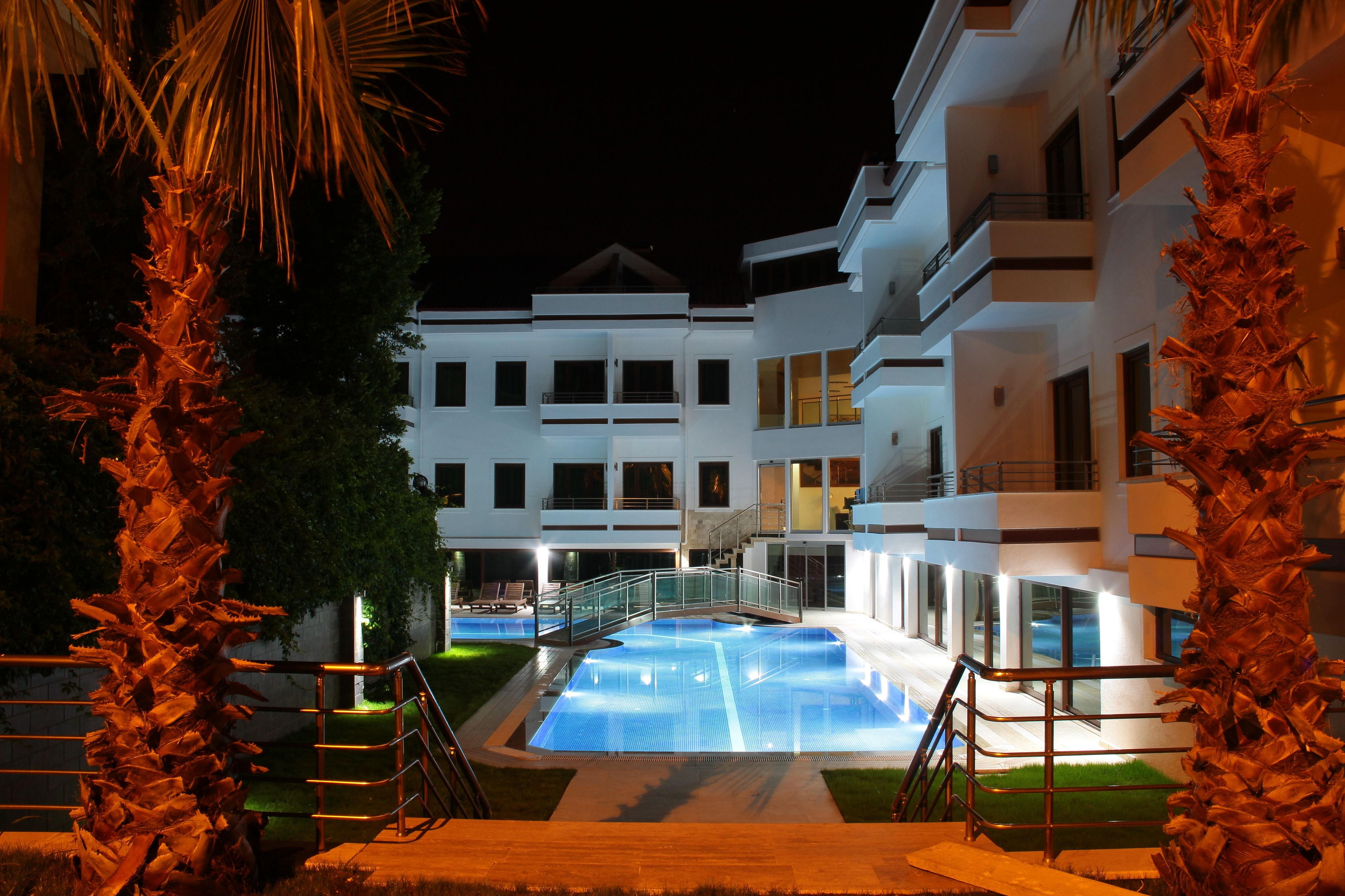 Piscina exterior, guarda-sóis, espreguiçadeiras 